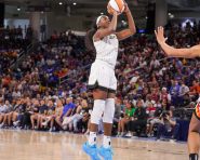 Elizabeth Williams Receives 2023 Kim Perrot Sportsmanship Award