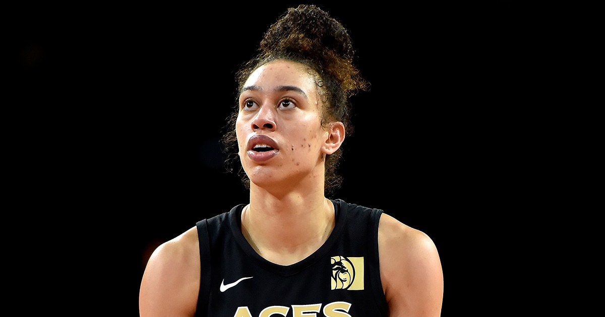 Las Vegas Re-Signs Forward Dearica Hamby - WNBA